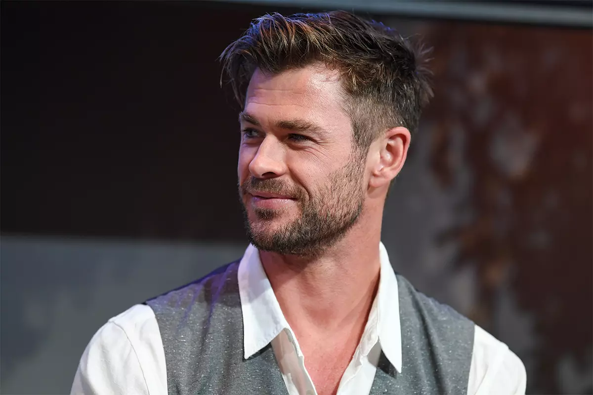 Chris Hemsworth ยิ้มในงานแถลงข่าว