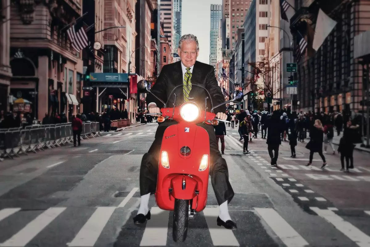 David Letterman ry op 'n Vespa-bromponie in New York