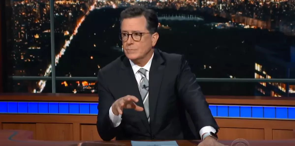 Stephen Colbert hétfőn lemondott az íróasztalról egy kádért.