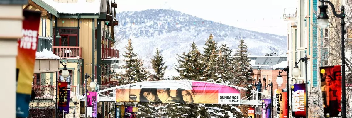 Papan nama festival terlihat di Main Street selama Festival Film Sundance 2019 pada 25 Januari 2019 di Park City, Utah. (Foto oleh Rich Fury/Getty Images,)