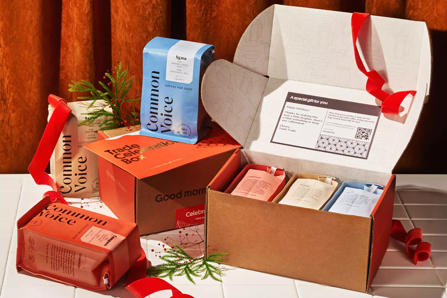 Trade Coffee Celebration Boxには、3袋のコーヒーと、贈与者が4つ目を注文するためのギフトコードが含まれています。