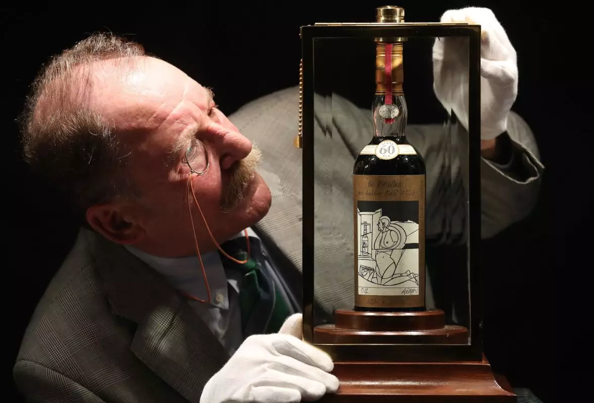 Pakar wiski Charles MacLean dengan wiski paling langka dan paling berharga di dunia - sebotol The Macallan Valerio Adami berusia 60 tahun 1926. Botol itu dijual di lelang di Skotlandia seharga $ 1,1 juta. (Foto oleh Andrew Milligan/PA Images via Getty Images)