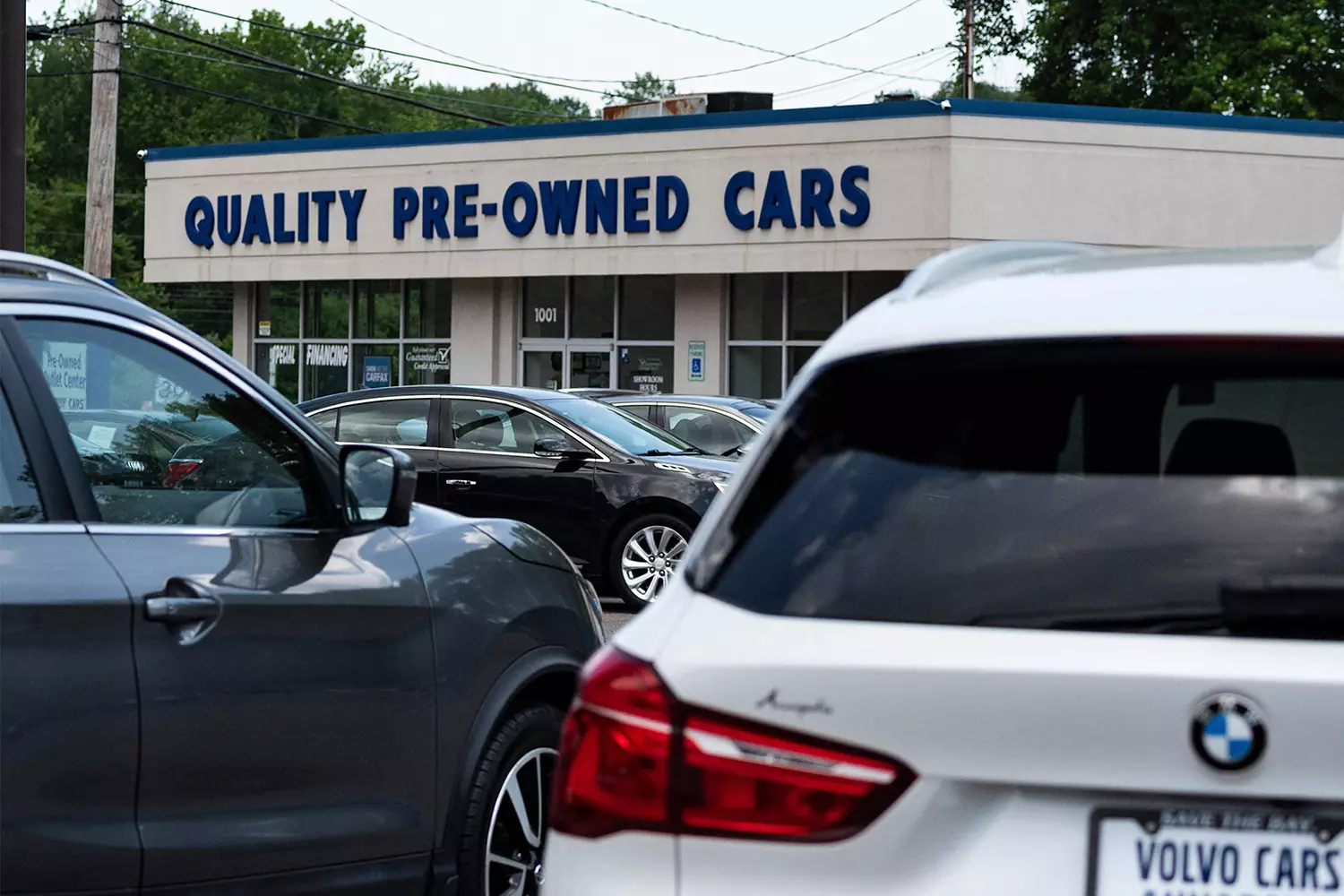 Um BMW branco visto em primeiro plano de uma foto de uma concessionária de carros usados em Annapolis, Maryland, em 27 de maio de 2021