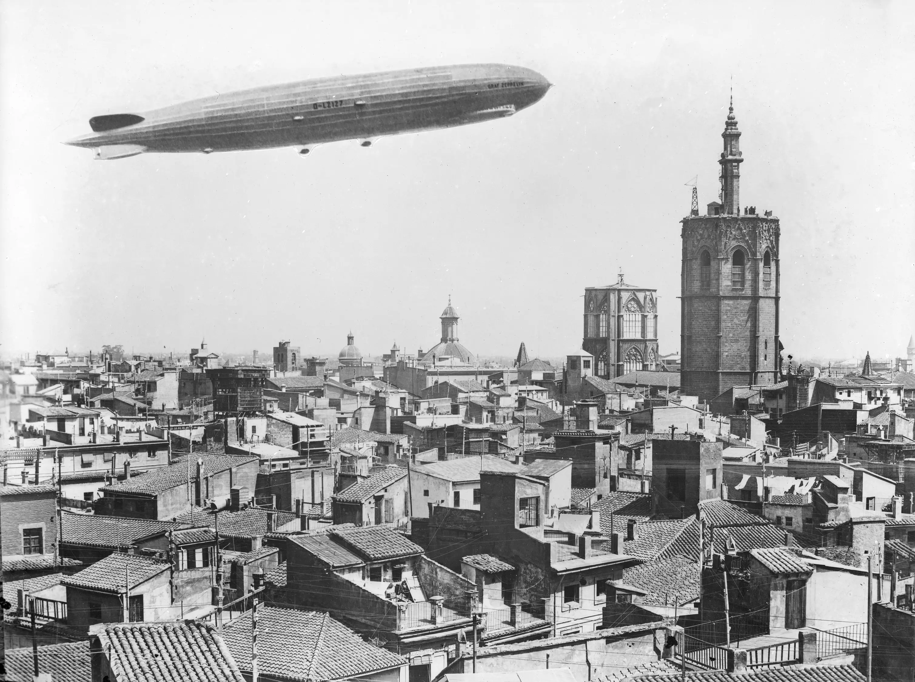 Graff Zeppelin sobrevuela El Miguelete ค.ศ. 1929