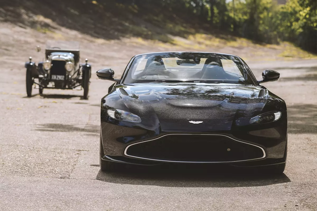 Një Aston Martin Vantage Roadster i ri i rrethuar nga A3, makina më e vjetër e mbijetuar e markës britanike. Vantage është një nder përvjetorin e makinës së vitit 1921.