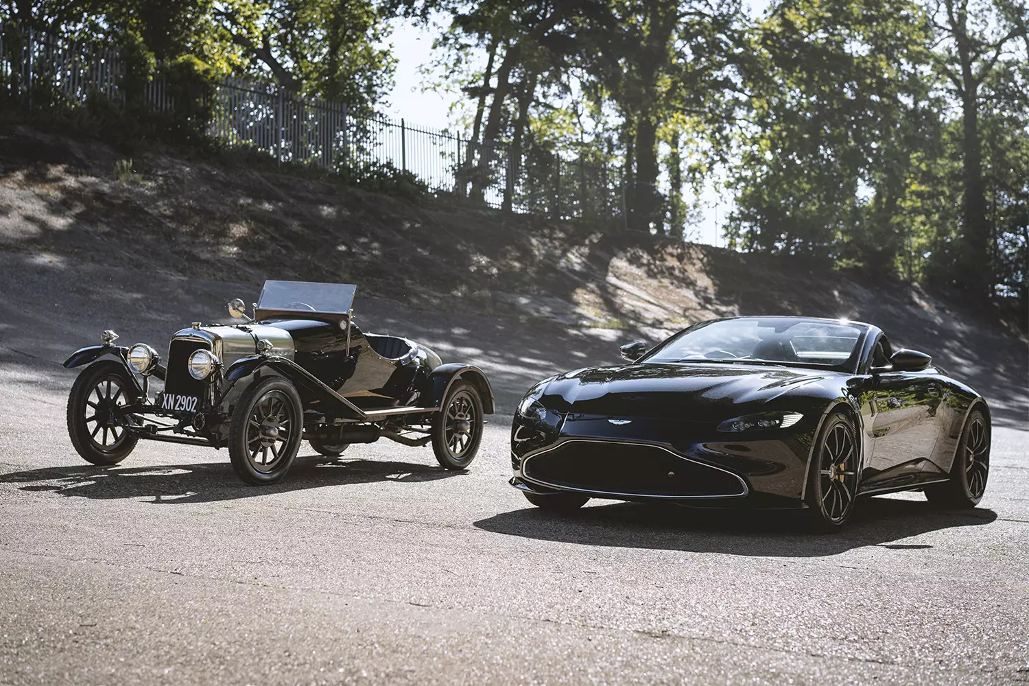 Aston Martin A3, makina më e vjetër e mbijetuar e prodhuesit të automjeteve, pranë një Vantage Roadster me porosi që i bën haraç makinës së vitit 1921