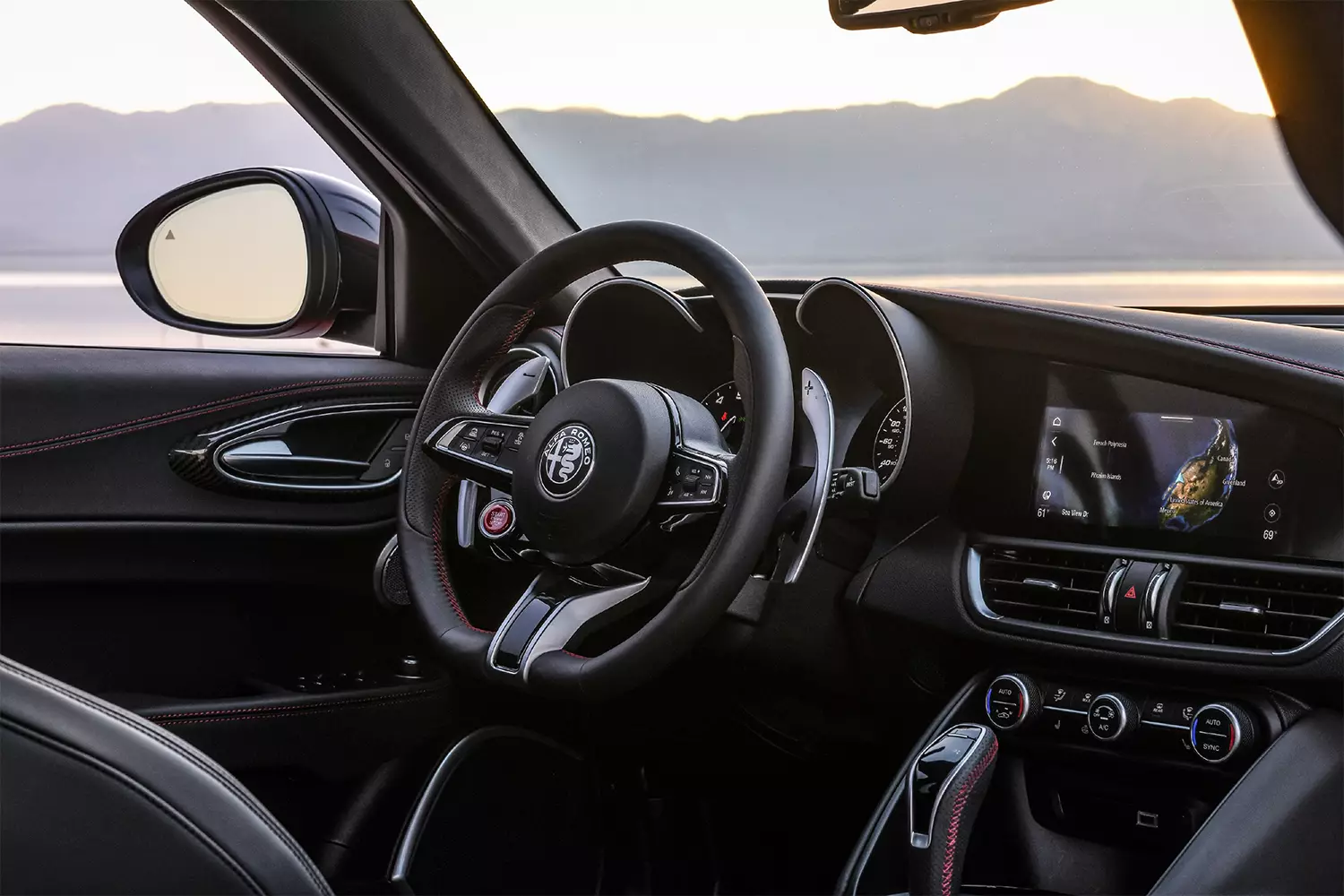 စတီယာရင်ဘီး၊ shifter နှင့် dashboard အပါအဝင် 2021 Alfa Romeo Giulia Quadrifoglio ၏အတွင်းပိုင်း