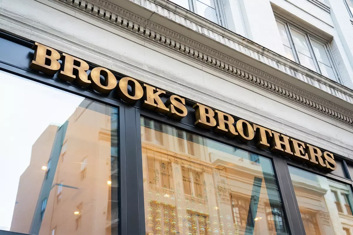 Logo Brooks Brothers nad obchodem v San Franciscu v Kalifornii