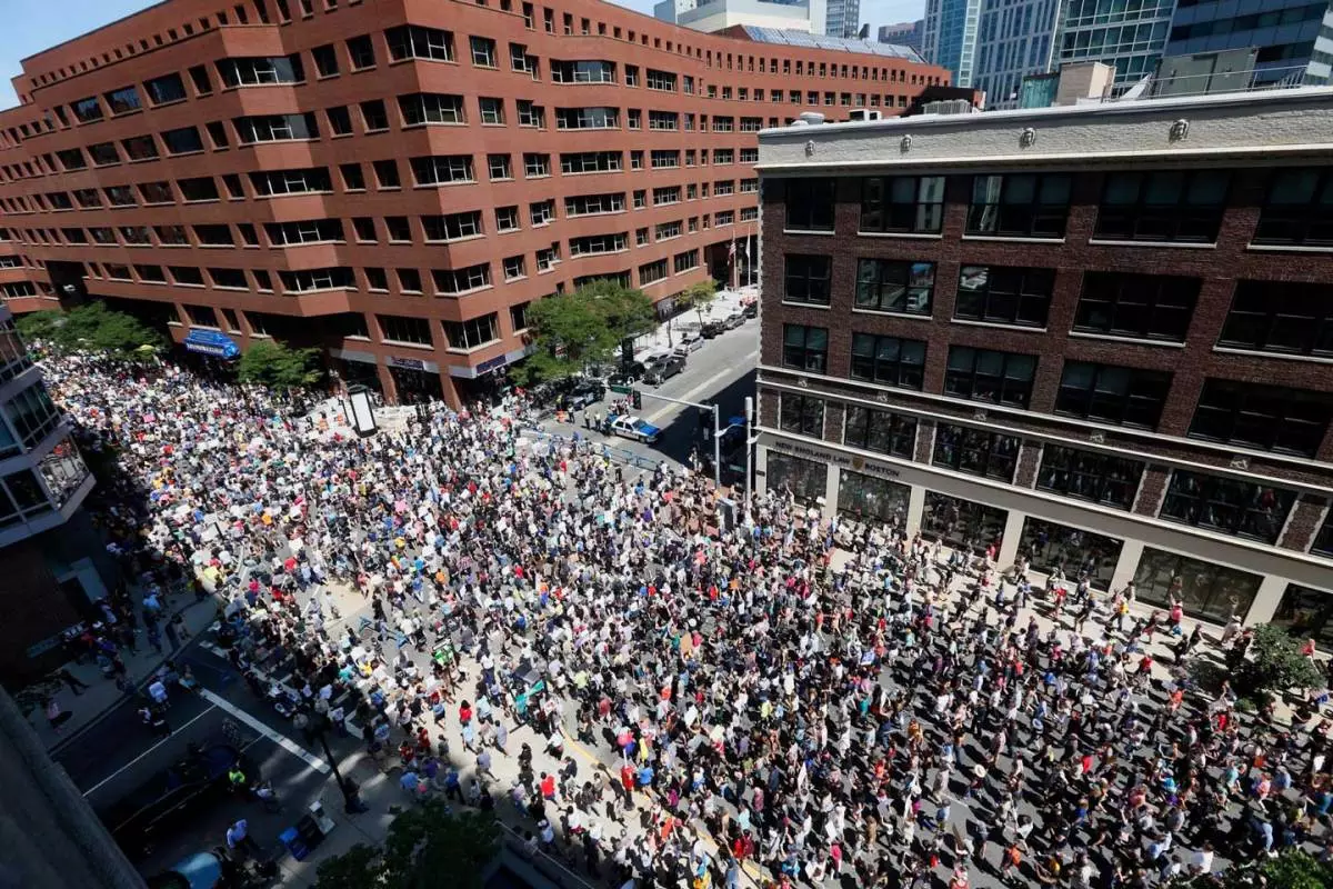 Tisíce protidemonštrantov pochodovali na plánované „zhromaždenie slobody prejavu“ na Boston Common 19. augusta 2017 v Bostone, Massachusetts. V Boston Common, kde sa koná Boston Free Speech Rally, sa očakávajú tisíce demonštrantov a protidemonštrantov. (Scott Eisen/Getty Images)