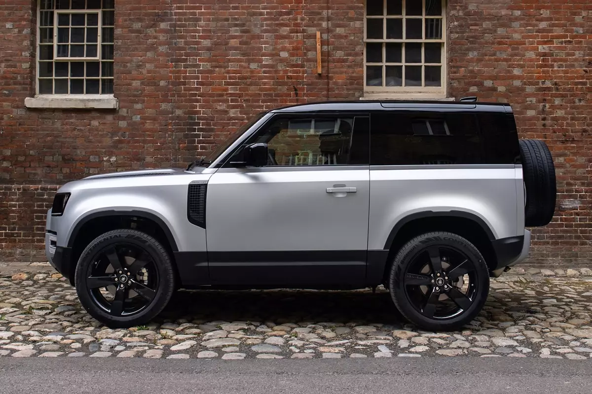 Ang profile sa 2021 Land Rover Defender 90. Gisulayan namo ang pagmaneho sa British SUV gikan sa Jaguar Land Rover, nga nakadayeg sa pasundayag apan gipaubos sa sulod.