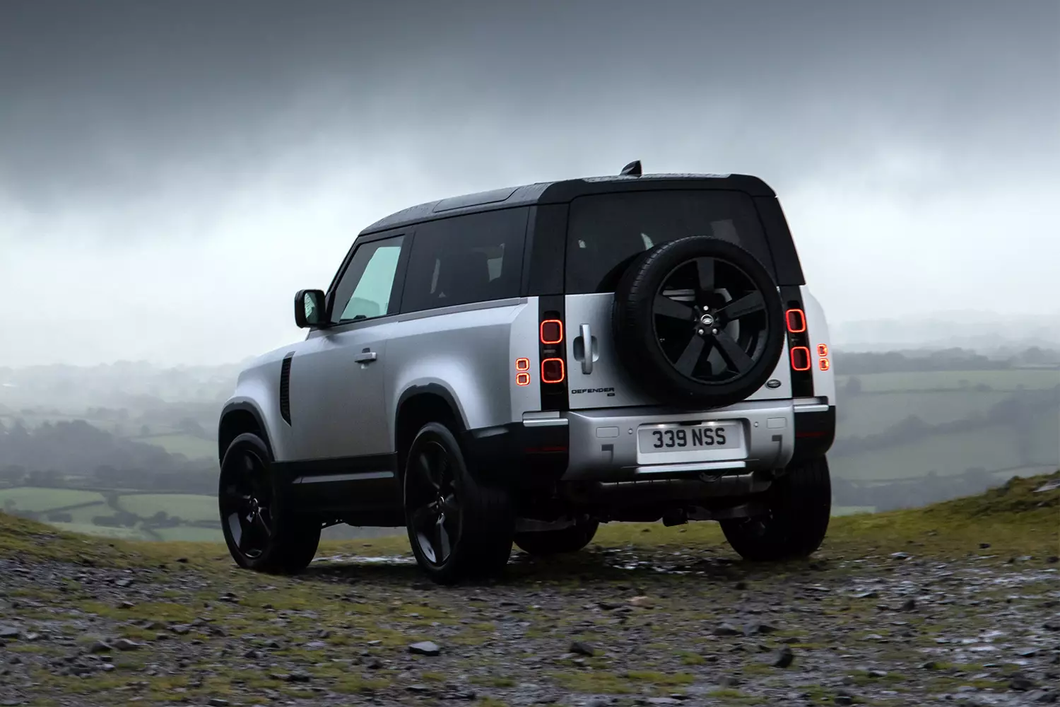 2021 Land Rover Defender 90'ın arka ucu. İşte lüks SUV'u test sürüşünden sonraki incelememiz.