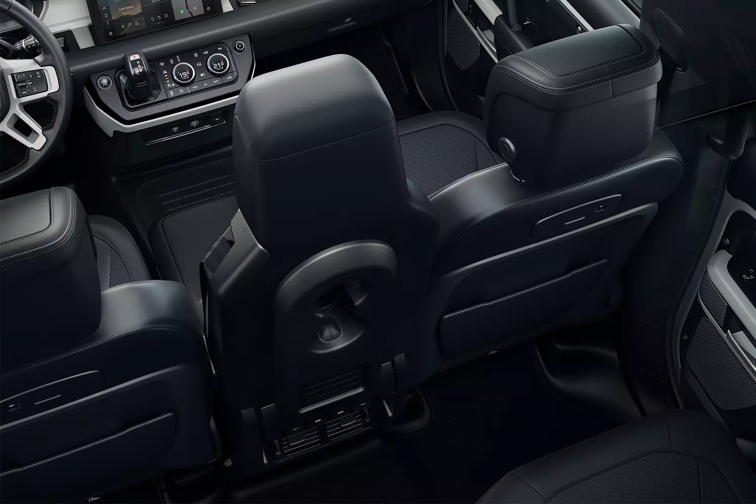 Ang magamit nga folding front jump seat sa 2021 Land Rover Defender 90 luxury SUV. Pagkahuman sa pagrepaso sa awto, gihunahuna namon nga medyo higpit sa kapilian.