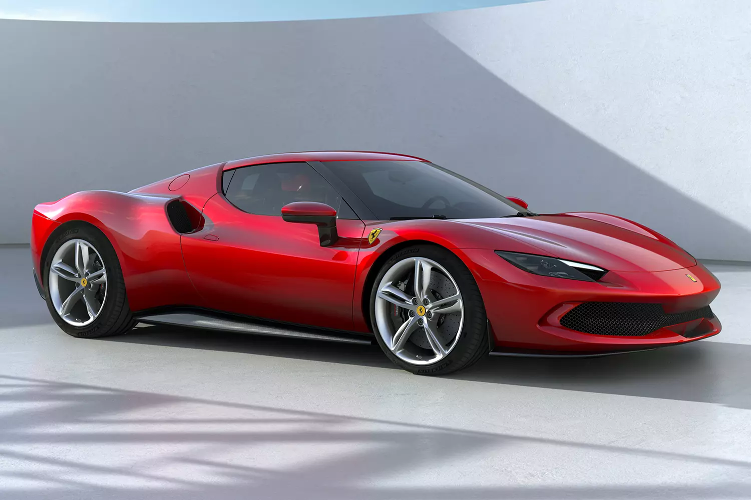 Le côté droit de la nouvelle Ferrari 296 GTB en rouge, une voiture hybride rechargeable avec un tout nouveau moteur V6