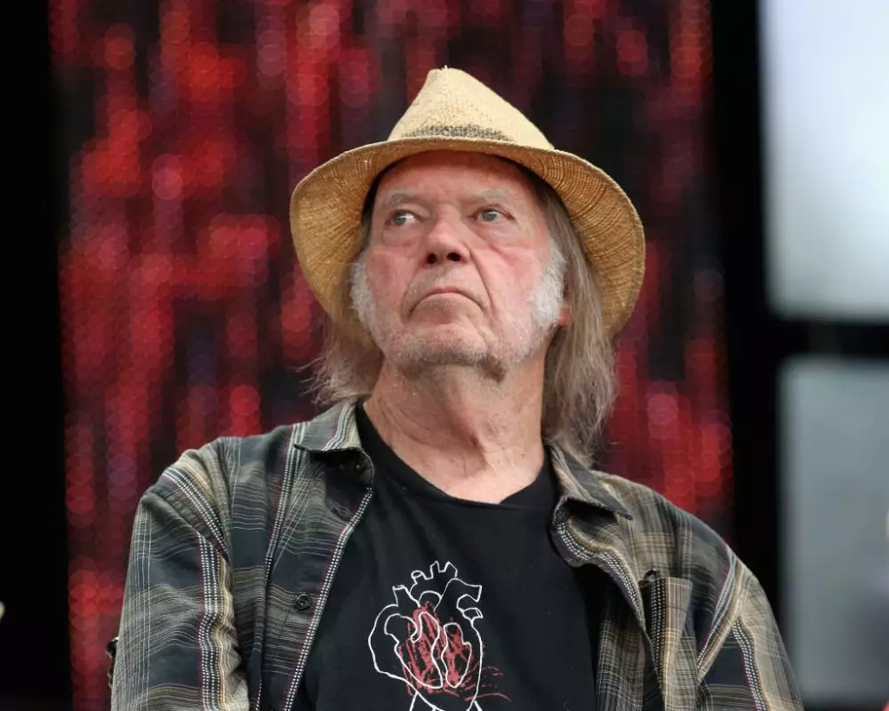 Neil Young é oficialmente um cidadão dos EUA após atrasos devido ao uso de maconha