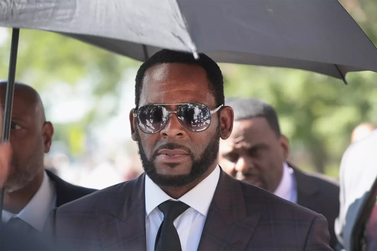 R&B-sangeren R. Kelly forlater Leighton Criminal Courts Building etter en høring 26. juni 2019 i Chicago, Illinois.