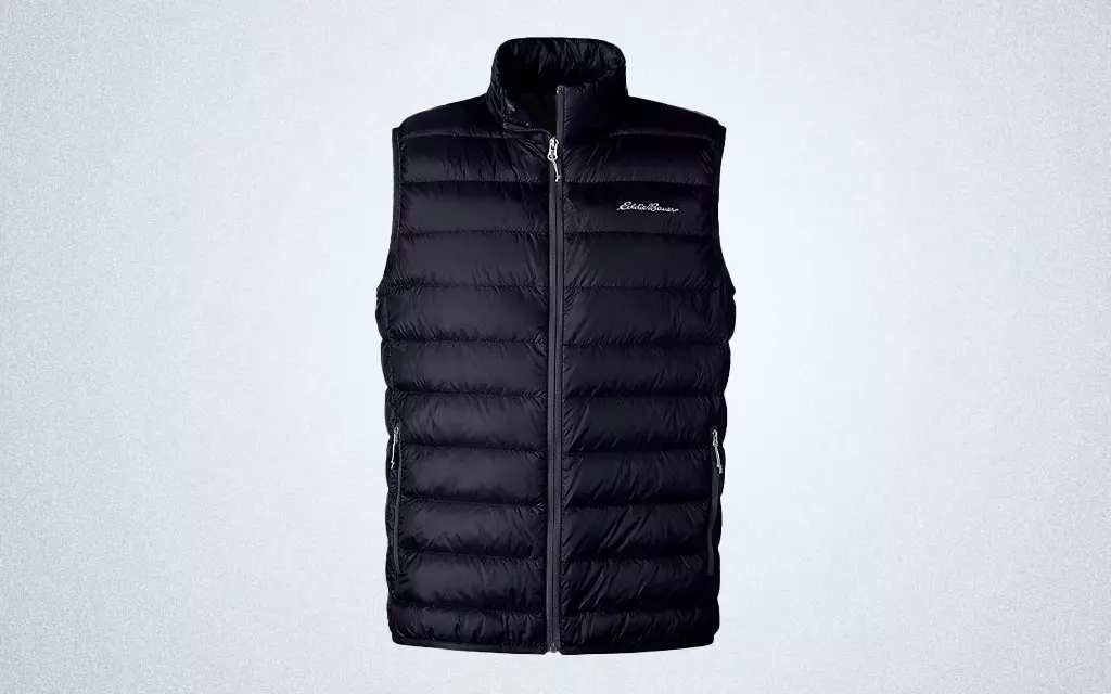 Ang Eddie Bauer CirrusLite Down Vest sa itim ay sapat na magaan upang dalhin kahit saan para sa agarang init sa malamig na panahon