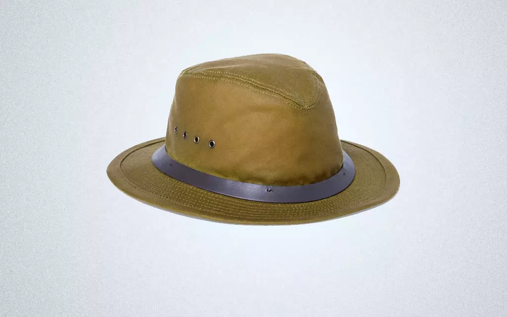 Filson Tin Cloth Packer Hat on valmistettu peltikankaasta ja vedenkestävästä öljystä, joka sopii täydellisesti retkeilyyn, takapihagrilliin ja ystävien kanssa kokoontumiseen