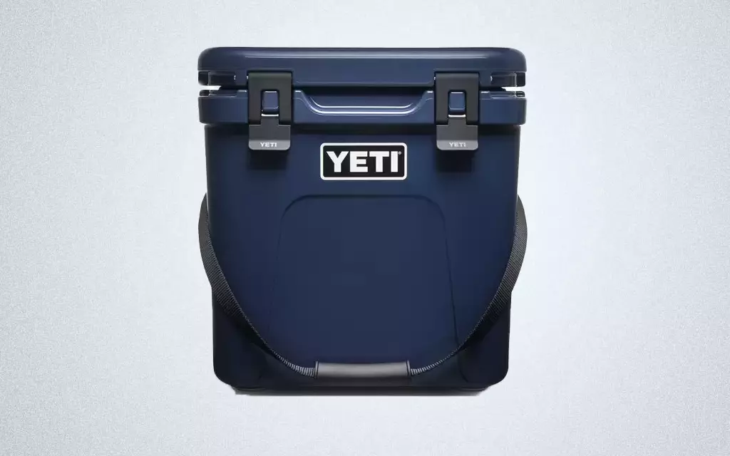 የ Yeti Roadie 24 Hard Cooler በሰማያዊ ለሽርሽር ወይም ለካምፕ ጉዞ ወደ የትኛውም ቦታ ለመጎተት ትንሽ ነው.