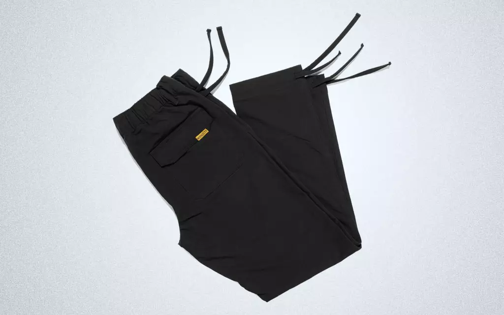 Os pantalóns Coalatree Trailhead en negro son bos para facer sendeirismo, facer mochila, escalar e viaxar