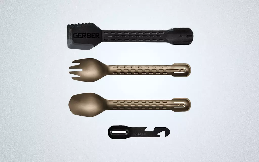 O conxunto de utensilios Gerber Gear Compleat é o suficientemente pequeno para acampar e comer mochilas