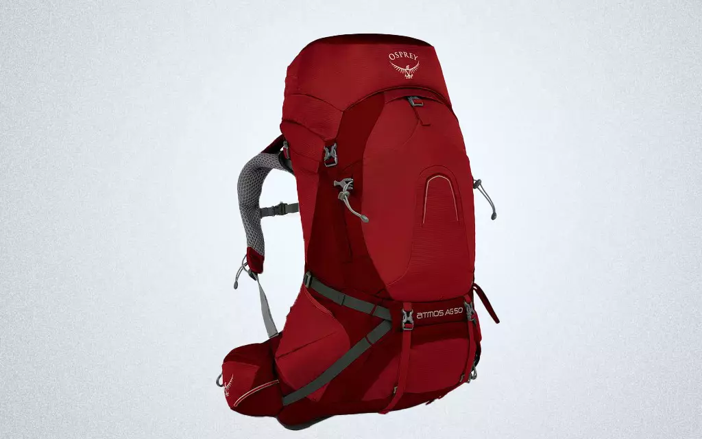 Ang Osprey Atmos AG 50 backpacking backpack na kulay pula ay isang magandang backpack para sa camping at hiking