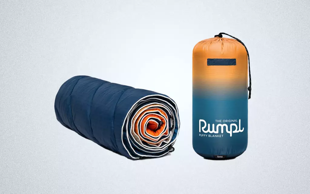 Rumpl Original Puffy Blanket on saatavana useissa väreissä ja on riittävän pieni kuljetettavaksi minne tahansa retkeilyyn ja patikointiin