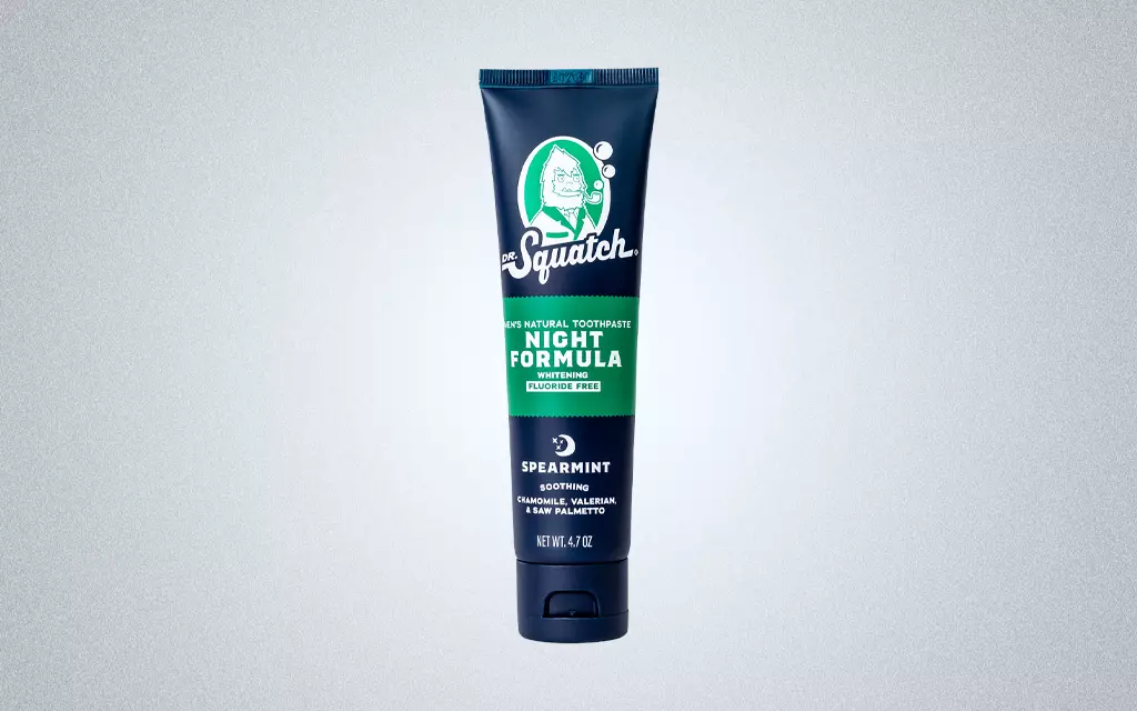 A pasta de dentes Dr. Squatch en menta verde é perfecta para cepillarse os dentes ao aire libre con ingredientes calmantes que che dan sono