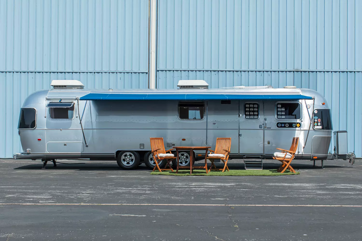 1992 Airstream Model 34 Limited Excella Travel Trailer ku xwediyê Tom Hanks e. Biryar e ku ew di Mezada Bonhams Quail Lodge de wekî beşek ji Hefteya Cara Monterey were firotin.