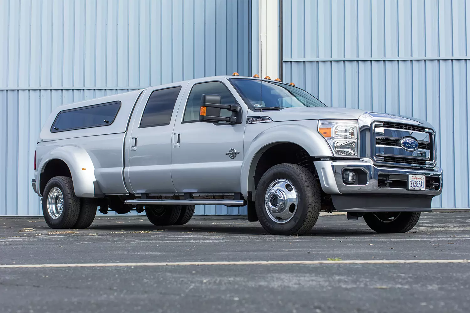 2011 Ford F-450 Super Duty Crew Cab Lariat Pickup nke Tom Hanks nwe. Ọ ga-ere na Bonhams Quail Lodge Auction dị ka akụkụ nke Monterey Car Week.