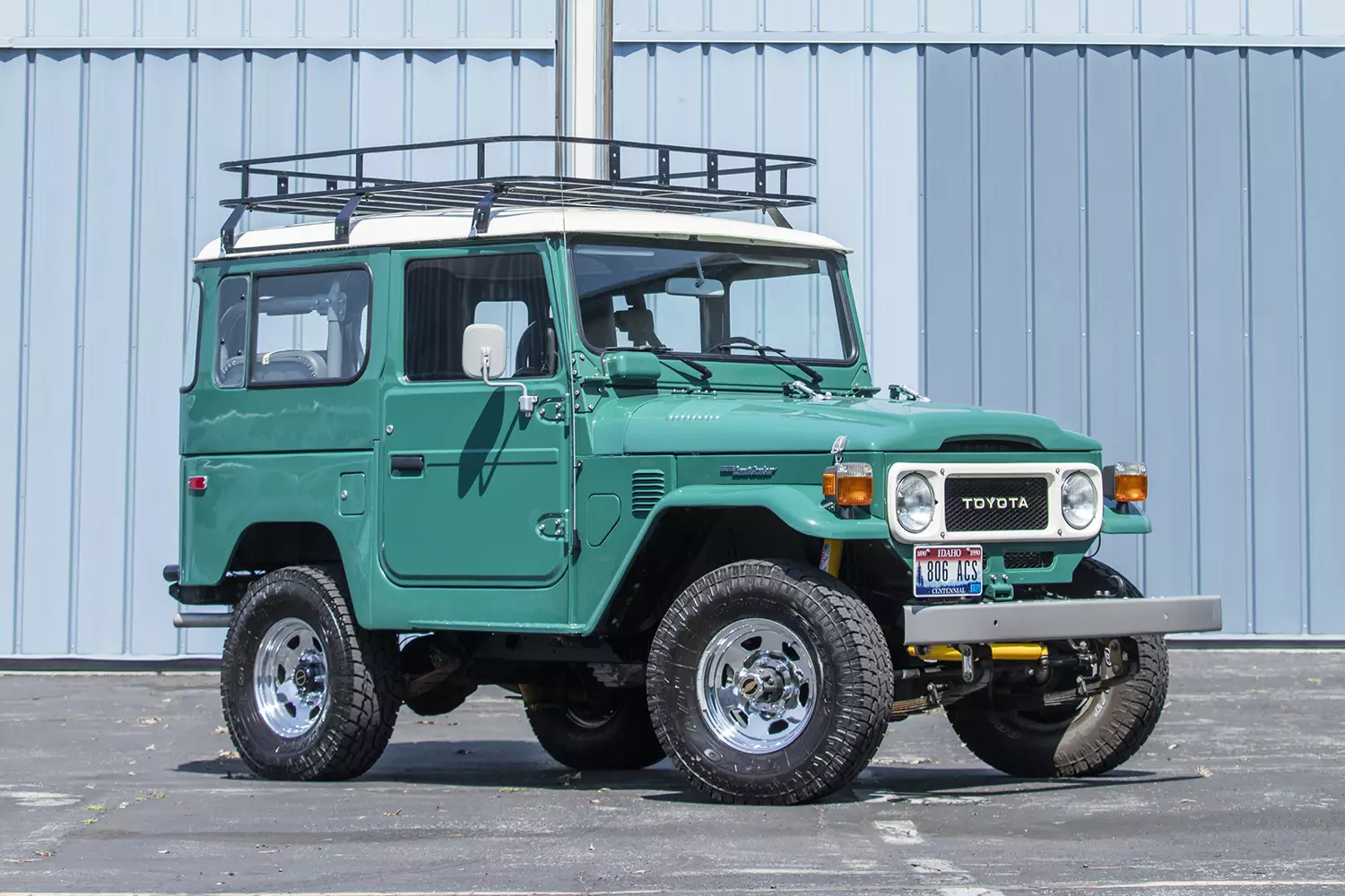 Toyota FJ40 Land Cruiser nke 1980 nke Tom Hanks nwere. Ọ ga-ere August a na Bonhams Quail Lodge Auction na Monterey Car Week.