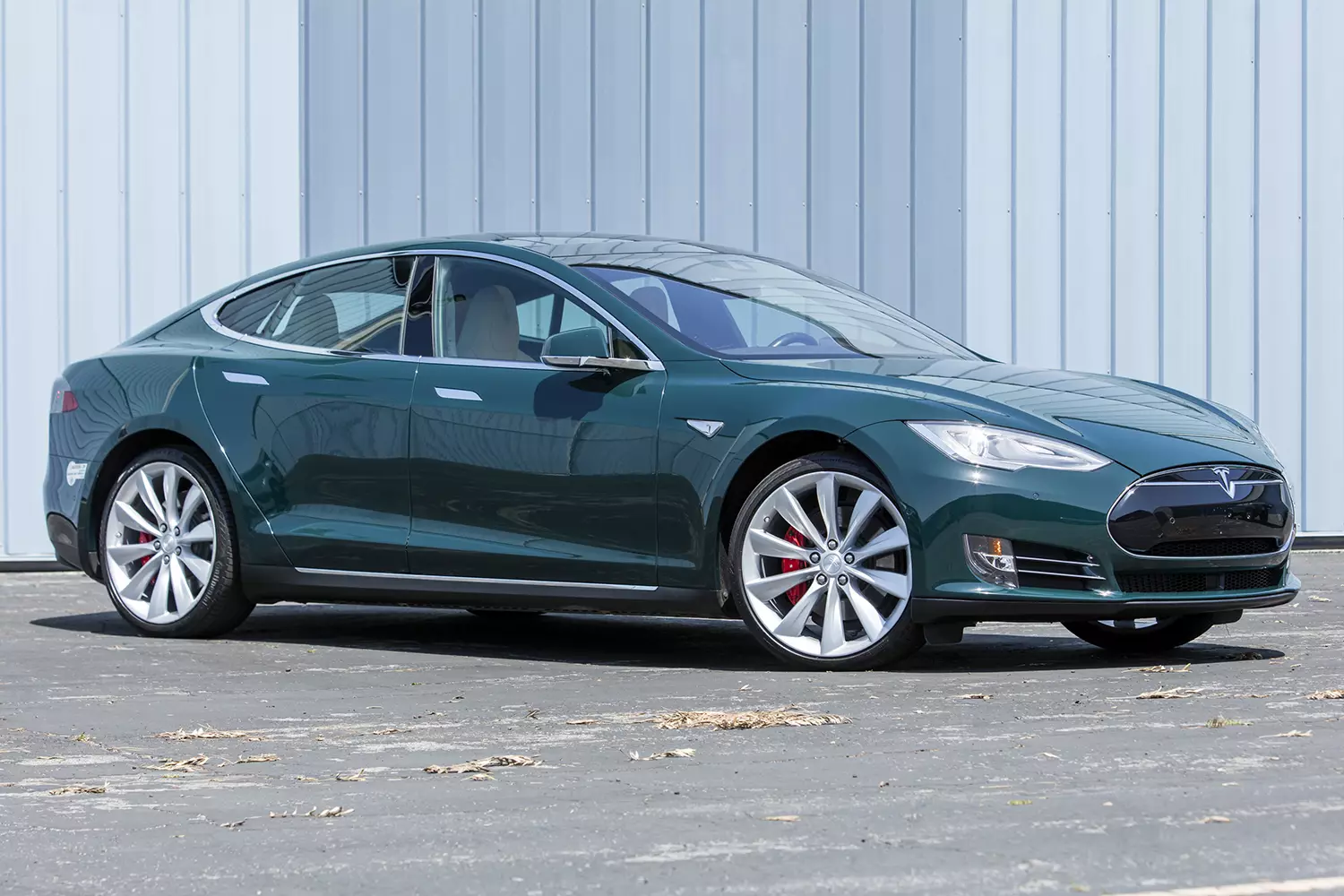 A 2015 Tesla Model S P85D ku xwediyê Tom Hanks e. Wesayîta elektrîkê dê di Mezada Bonhams Quail Lodge de wekî beşek ji Hefteya Cara Monterey were firotin.