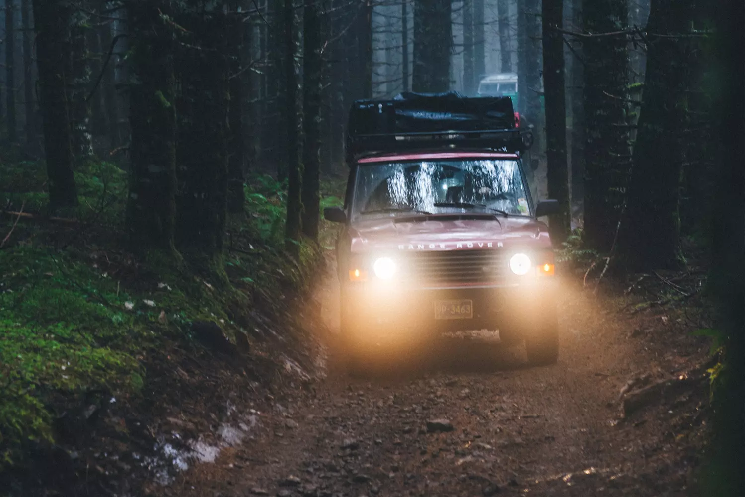 1991 piros Range Rover Classic éjszakai vezetés az erdőben