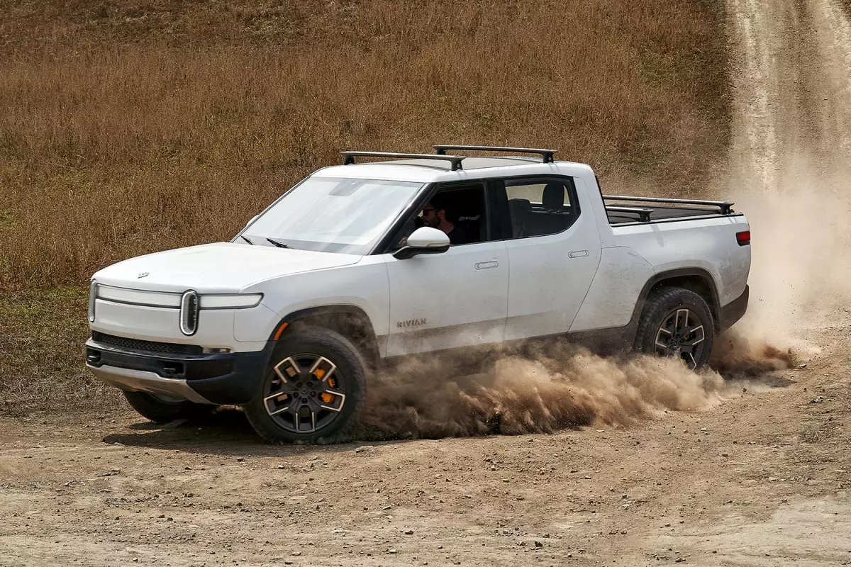 Camionnette électrique Rivian R1T roulant dans la terre