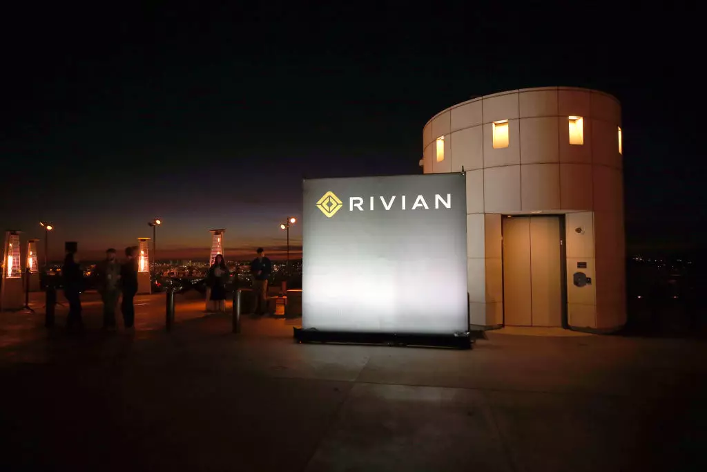 Nápis Rivian se v noci na Griffithově observatoři rozsvítil při odhalení vůbec prvního elektrického dobrodružného vozidla společnosti