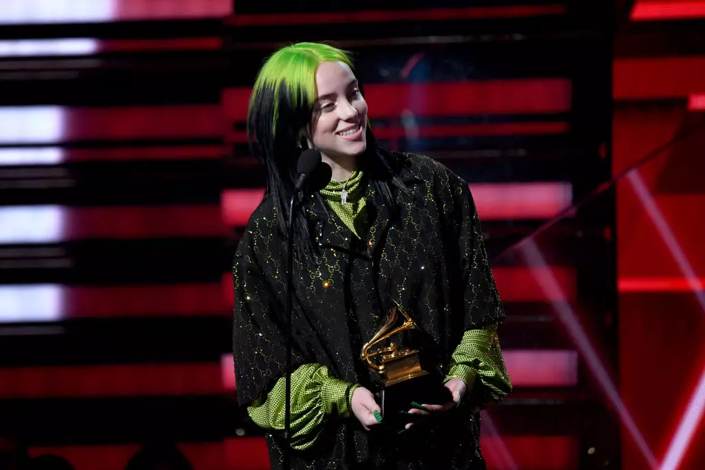 Billie Eilish tana karɓar lambar yabo ta Grammy