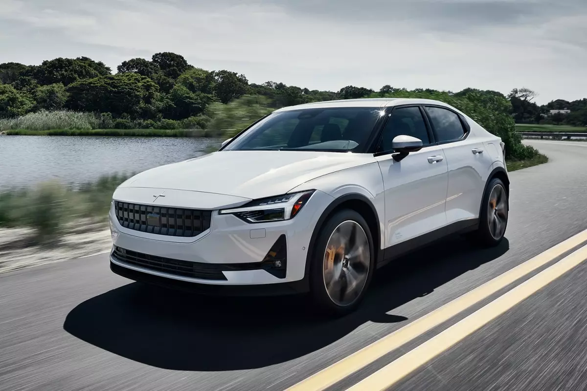 Polestar 2 EV нуурын дэргэдэх замаар явж байна