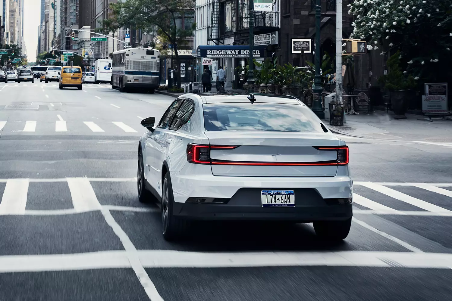 Polestar 2 2021 jazdiaci po uliciach New Yorku