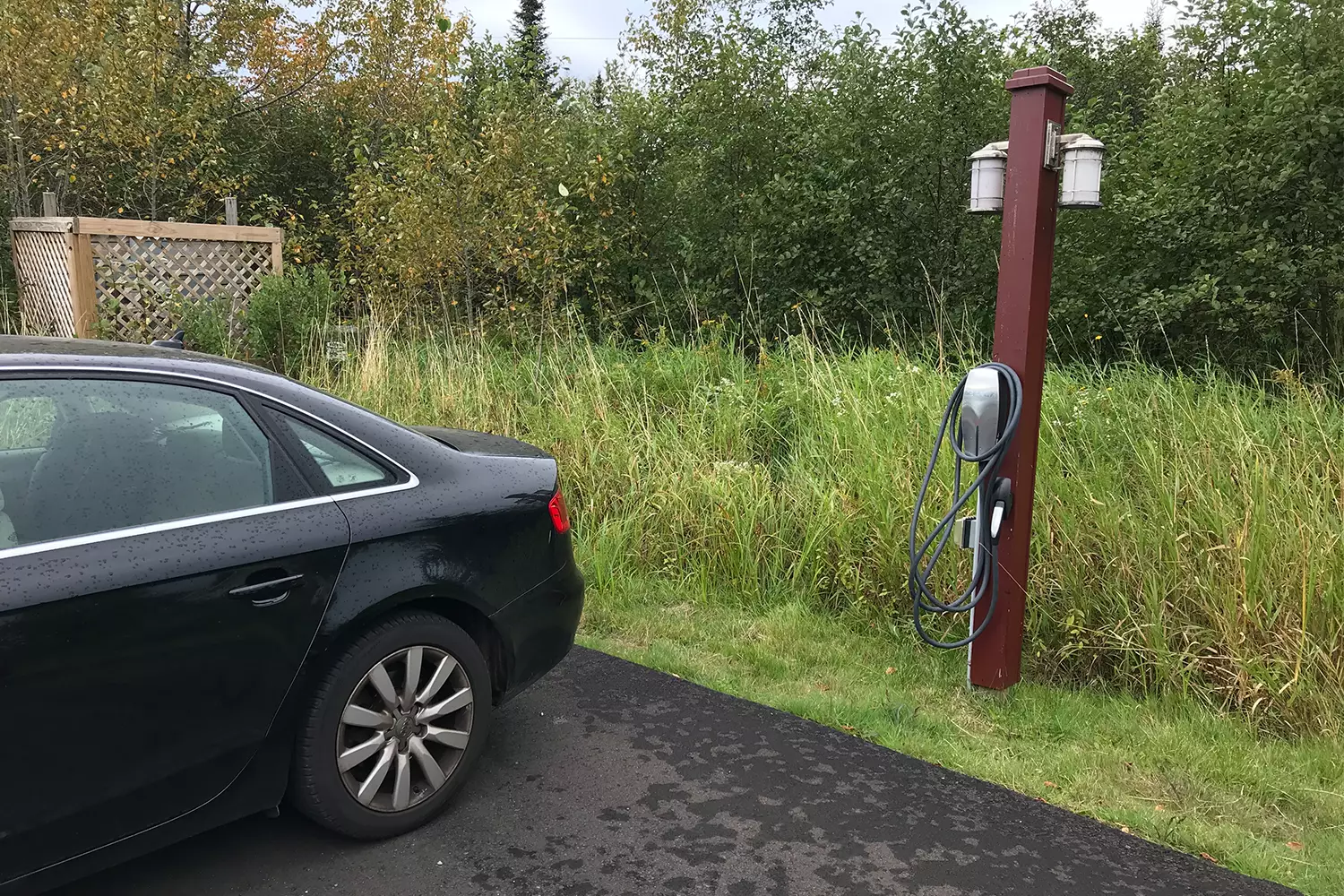 Tesla ladestation ved Larsmont Cottages