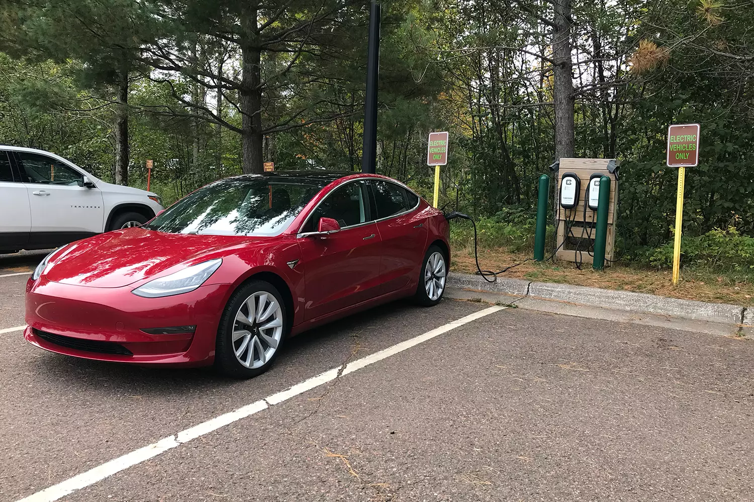 Tesla Model 3 oplader i en statspark