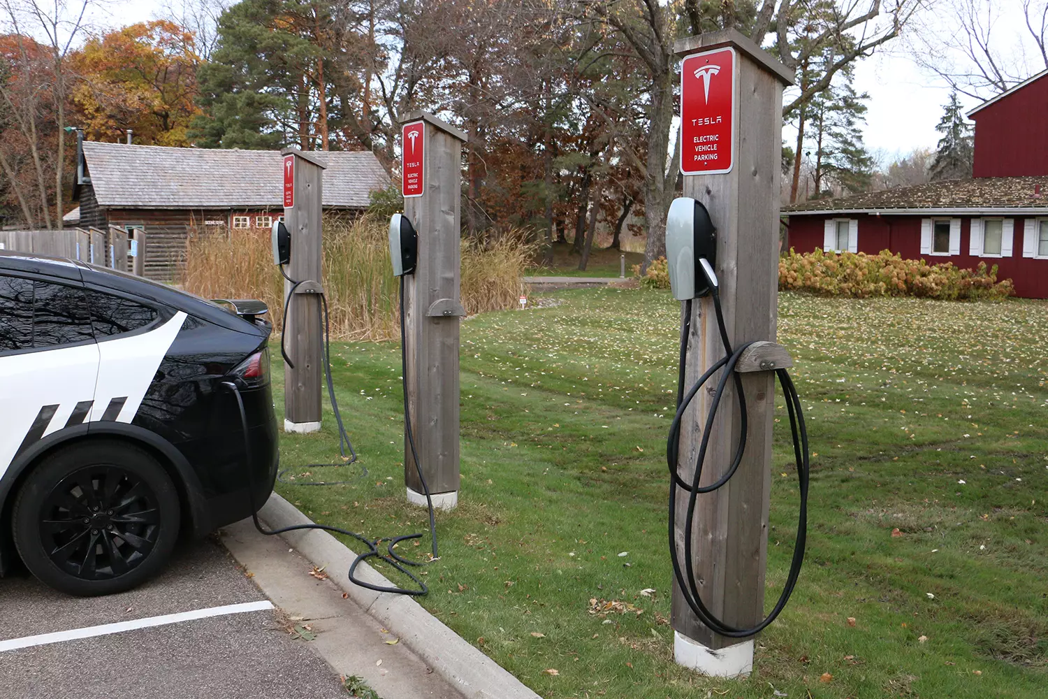 Tesla ladestandere ved Old Log Theatre