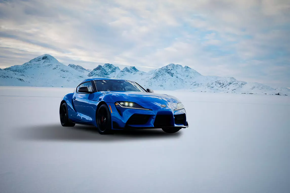 Toyota Supra 2021 jezdící v zimě