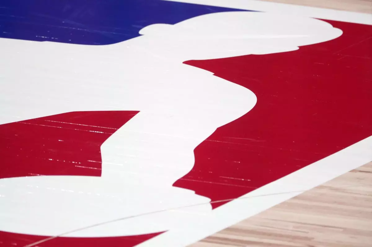 Detalle do logotipo da NBA na pista antes dun partido de playoff. Os xogadores non vacinados agora enfróntanse a obstáculos adicionais en determinadas cidades se queren xogar (incluído non poder xogar en determinadas áreas)