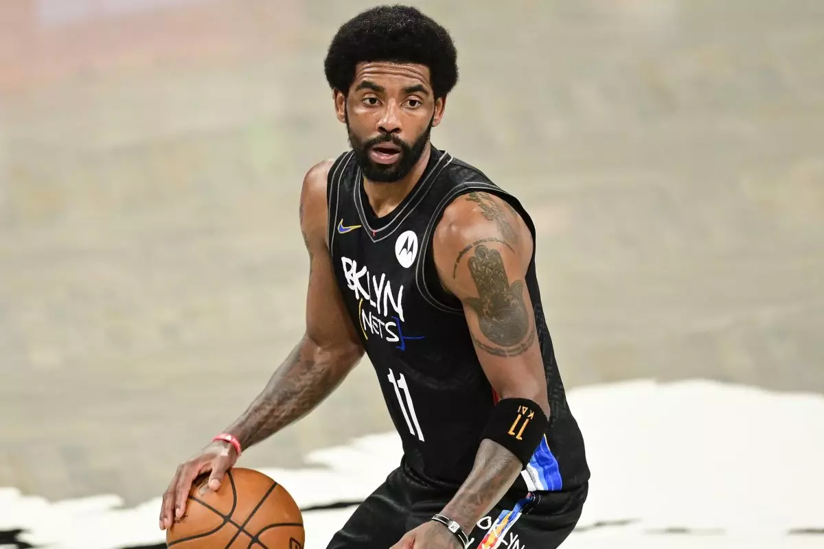 Kyrie Irving ti Brooklyn Nets. Irving ngagaduhan masalah anyar-anyar ieu pikeun ngritik sapatu anyar Nike, kolaborasi sareng bintang baskét