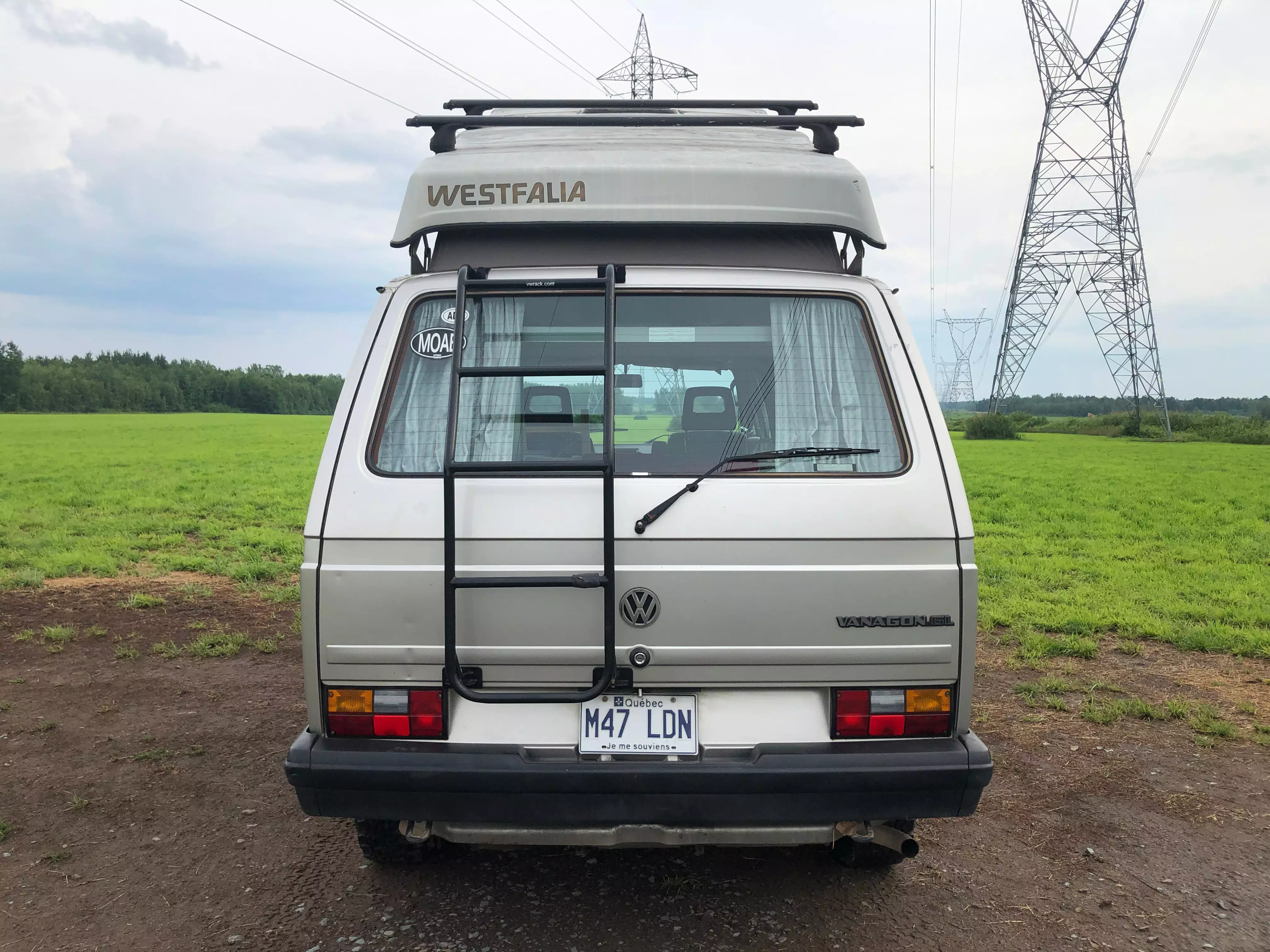 De achterkant van een Volkswagen Vanagon Westfalia uit 1990. We spraken met iemand die eigenaar is van de camper om enig inzicht te krijgen in het kopen van een.