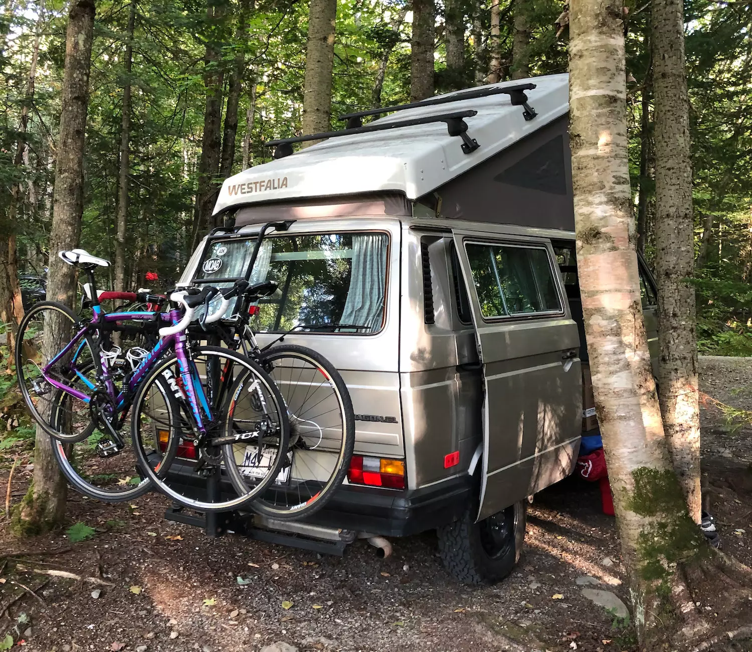 Een fietsenrek op de achterkant van een Volkswagen Vanagon Westfalia uit 1990. Dat is slechts een van de tips die we kregen van iemand die de camper bezit.