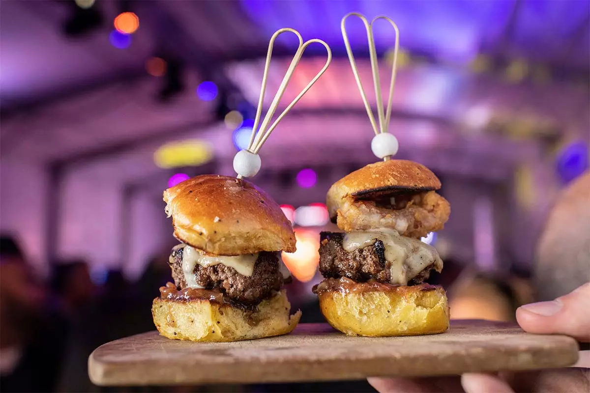 Deux hamburgers du Burger Bash du NYCWFF, peut-être l'événement le plus populaire