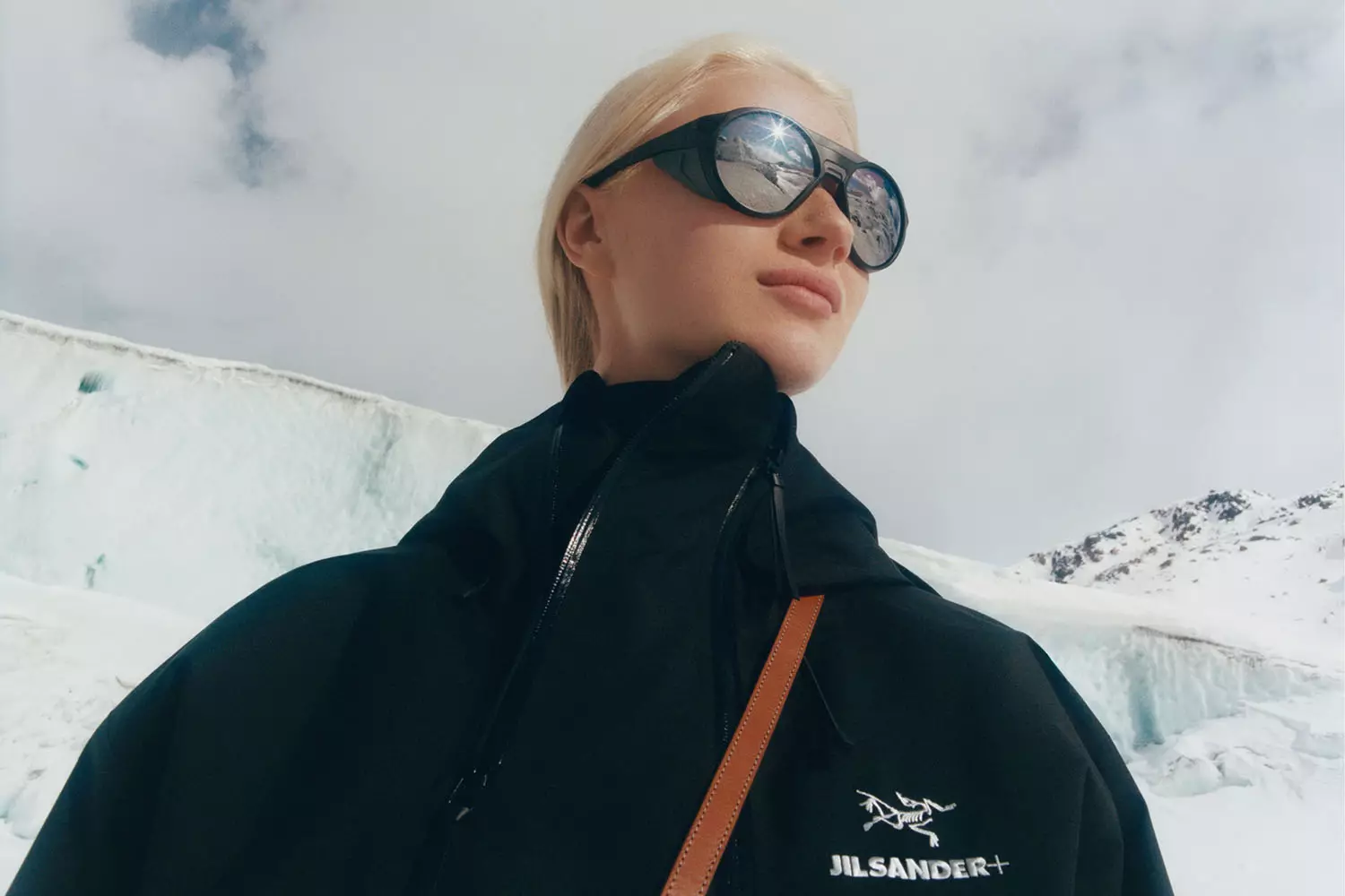 un modelo con una chaqueta Jilting Sanders y gafas de nieve Poolarized