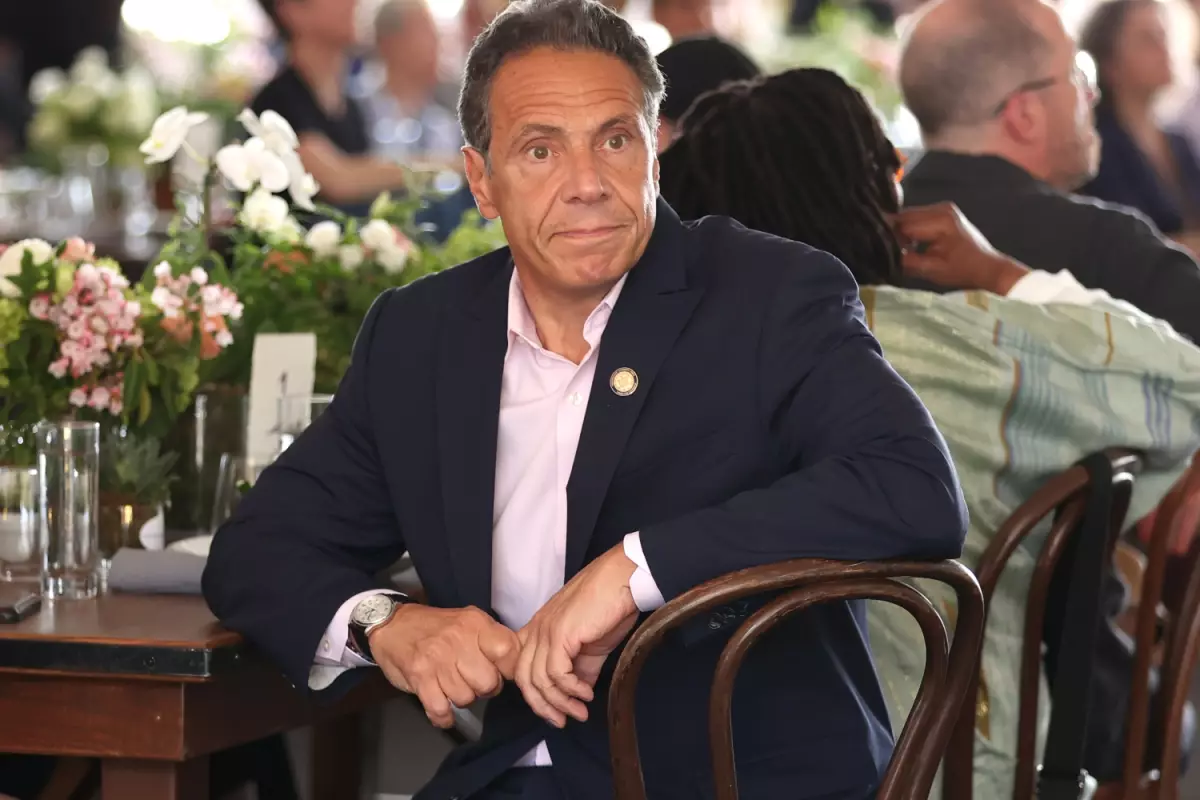 andrew cuomo sidante ĉe tablo ĉe la Tribeca Film Festival Welcome Lnch