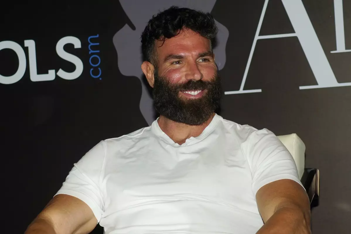 La fel ca fata lui pielea arsa de soare, compania lui Dan Bilzerian este in rosu.