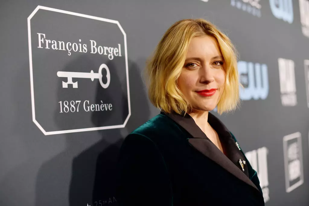 Greta Gerwig tham dự Lễ trao giải Sự lựa chọn của các nhà phê bình hàng năm lần thứ 25 tại Barker Hangar vào ngày 12 tháng 1 năm 2020 ở Santa Monica, California. (Ảnh của Matt Winkelmeyer / Getty Images for Critics Choice Association)